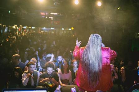 MC Carol de Niterói lota show em Paris em turnê pela Europa; fotos