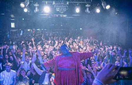 MC Carol de Niterói lota show em Paris em turnê pela Europa; fotos