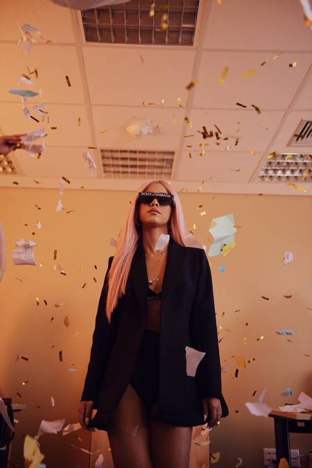 Em nova música, Tília desabafa sobre críticas por ser filha de Dennis ...