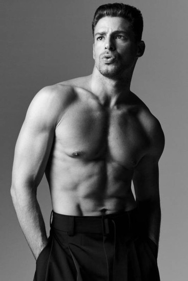 Cauã Reymond exibe os músculos em ensaio com badalado fotógrafo ...