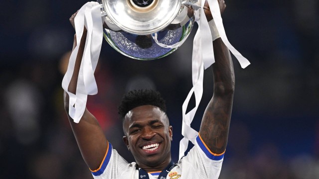 Jogador Vinicius Jr, do Real Madrid, usa relógio de ouro e diamantes de ...