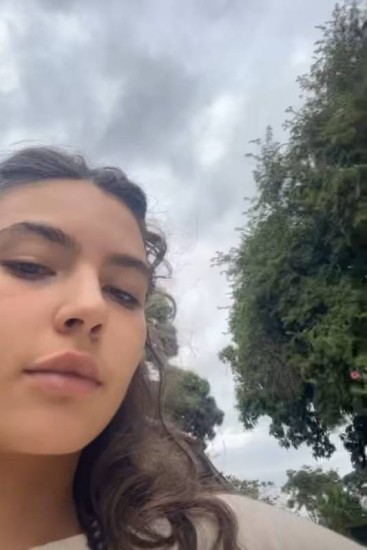 Veja imagens de Alanis Guillen