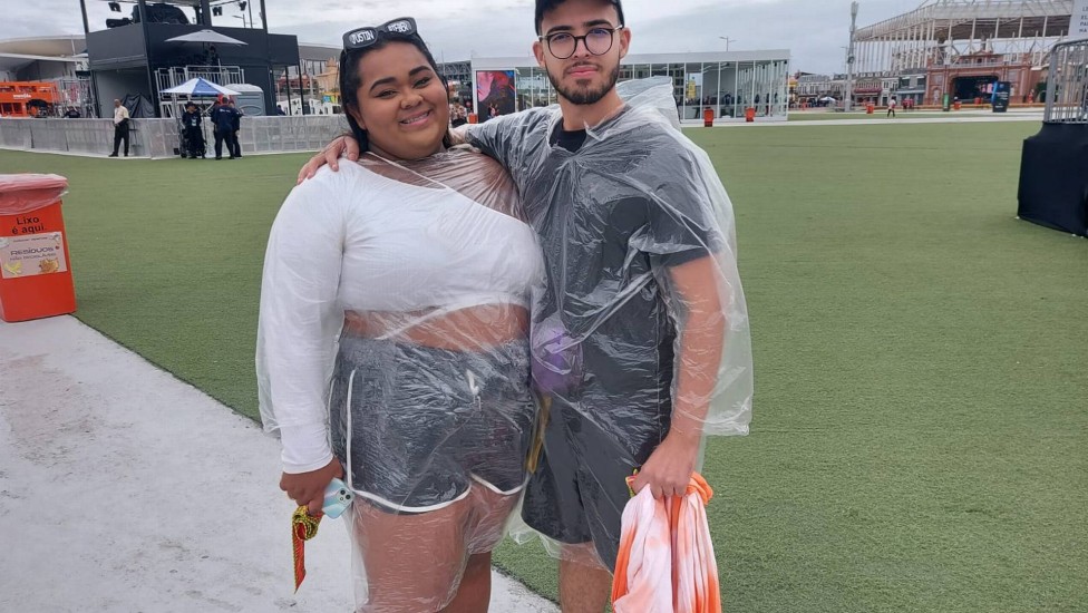 Fotos: capa de chuva estilosa nos looks do Rock in Rio