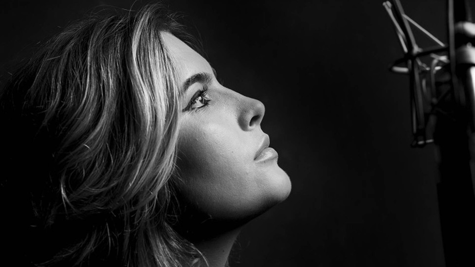 Fotos de Maria Maud, cantora que gravou 'Dengo' para 'Travessia'