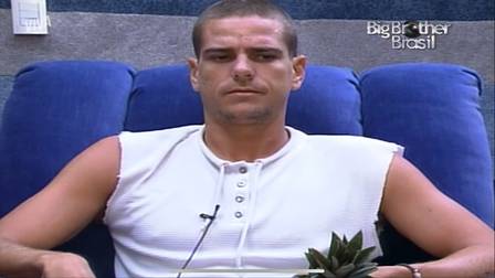 Ex-BBB Adriano Castro, que participou de ato golpista, reaparece em vídeo e diz que está fora do ...