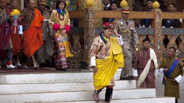 Rei do Butão se casa com plebeia em cerimônia tradicional