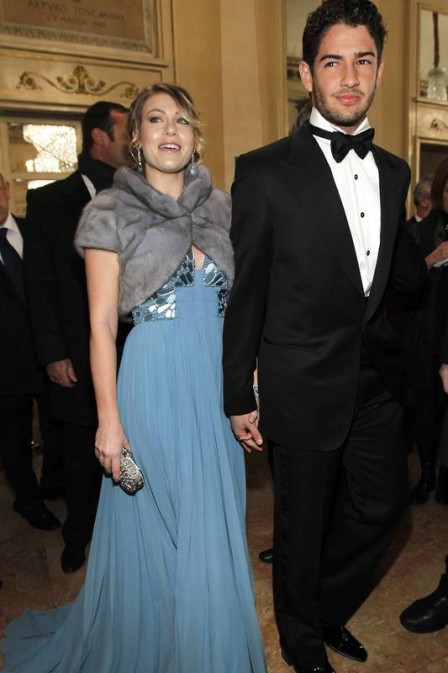 De gravata borboleta, Alexandre Pato vai a ópera com a namorada Barbara ...