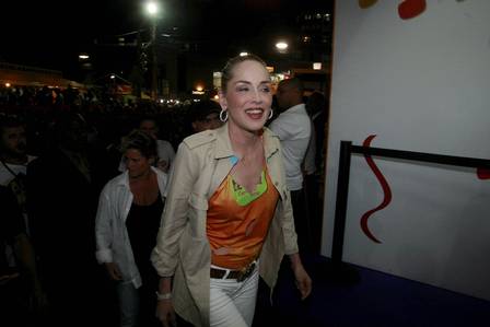 Sharon Stone chega a Salvador e deixa foliões enlouquecidos