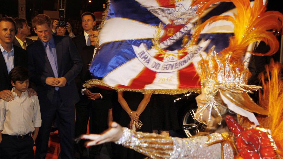 Príncipe Harry é recebido em festa ao som do samba da União da Ilha