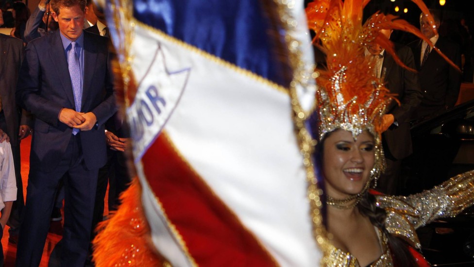 Príncipe Harry é recebido em festa ao som do samba da União da Ilha