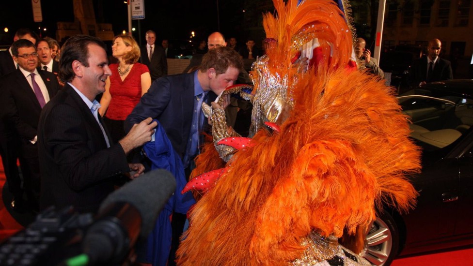 Príncipe Harry é recebido em festa ao som do samba da União da Ilha