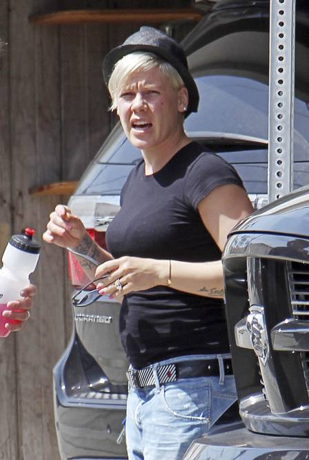 Pop Star Pink faz gesto obsceno para fotógrafos em Los Angeles