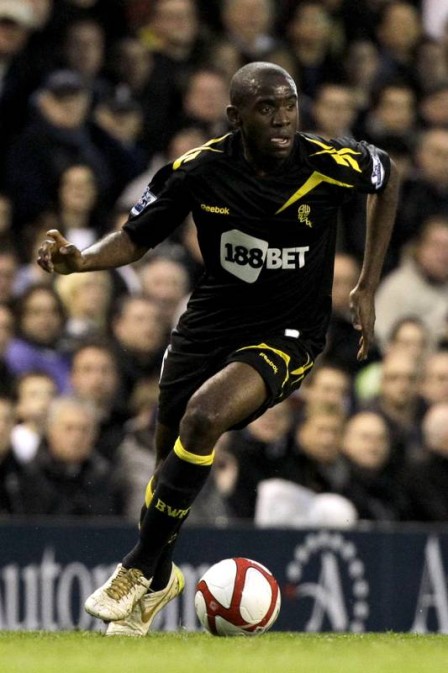 Muamba completa 24 anos e pode sair da UTI na semana que vem