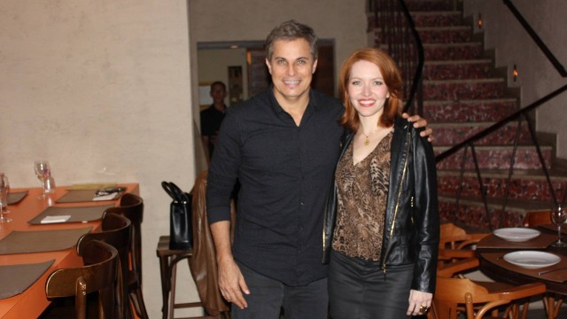 Edson Celulari leva a nova namorada em jantar romântico no Rio