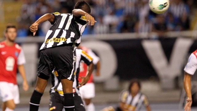 Em noite de Seedorf, Cidinho dá vitória ao Botafogo sobre o Bahia: 3 a 0