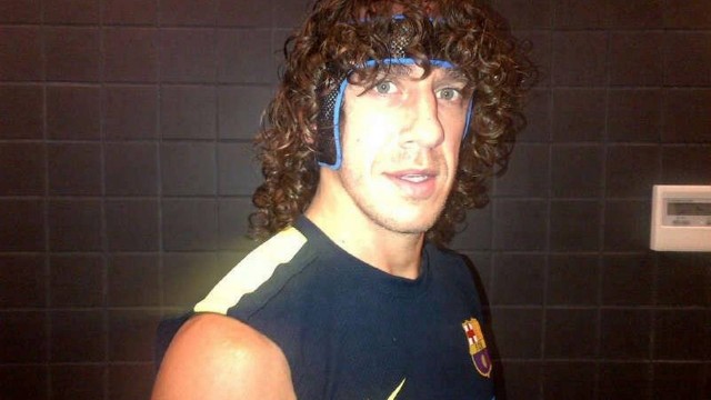 Puyol exibe nova máscara de proteção após fraturar a face em agosto