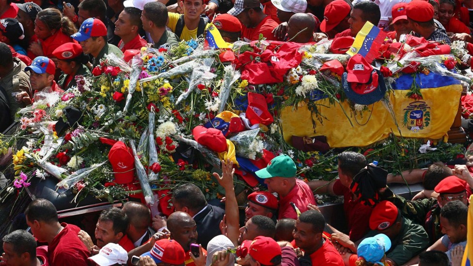 Milhares de pessoas acompanham o funeral de Hugo Chávez