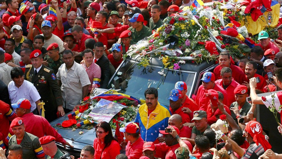 Milhares de pessoas acompanham o funeral de Hugo Chávez