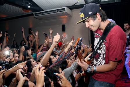 Banda Cine reúne fãs em São Paulo para lançar novo álbum