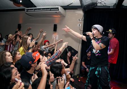 Banda Cine reúne fãs em São Paulo para lançar novo álbum