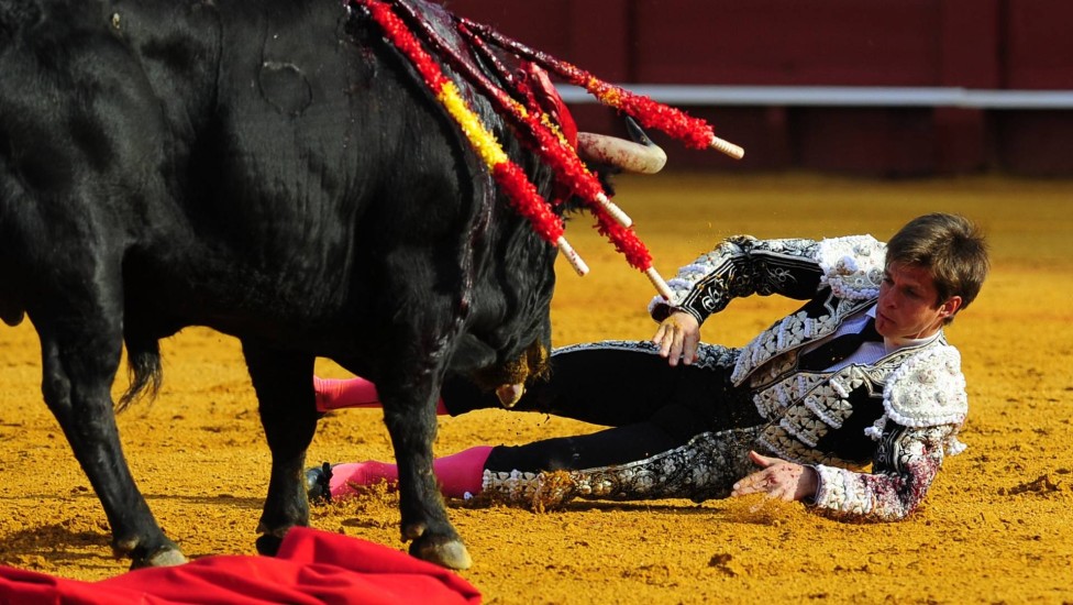 Toureiro leva chifrada em arena na Espanha
