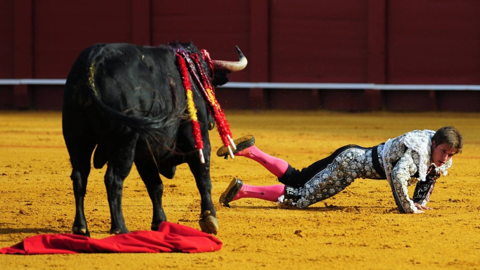 Toureiro leva chifrada em arena na Espanha