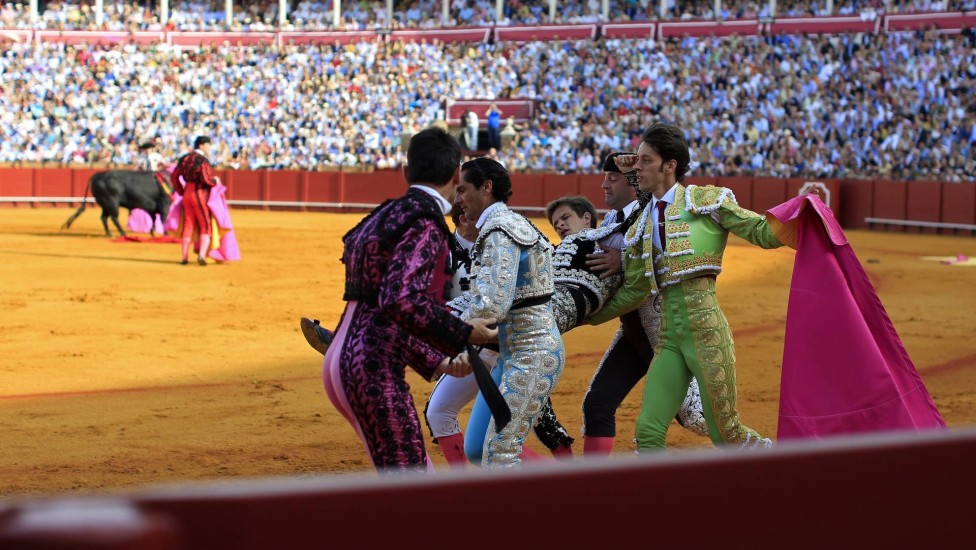 Toureiro leva chifrada em arena na Espanha