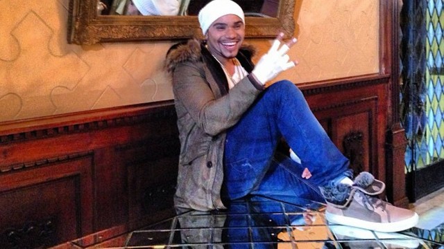 Naldo dirige clipe da música nova e posta fotos dos bastidores da gravação