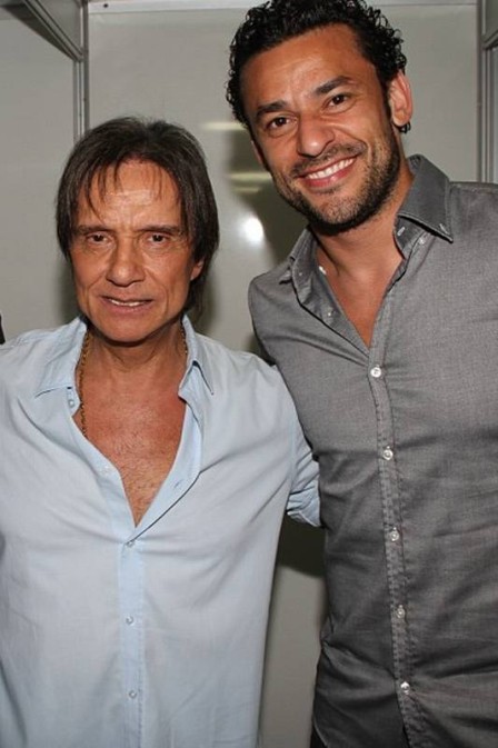 Fred aparece em foto tietando o cantor Roberto Carlos