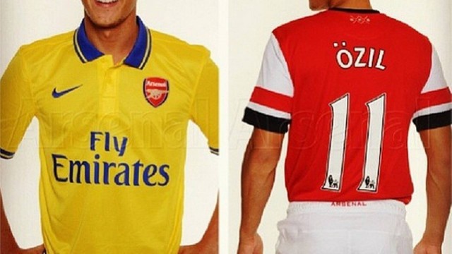 Meia Özil veste pela primeira vez os uniformes do Arsenal e usará a ...