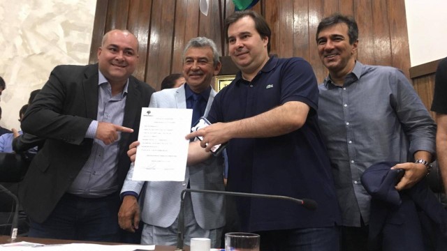 Com as bênçãos de Rodrigo Maia, prefeito de Meriti se filia ao DEM
