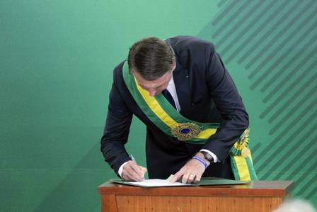 Relógio usado por Bolsonaro na posse é vendido a R$ 20 em camelôs do Rio