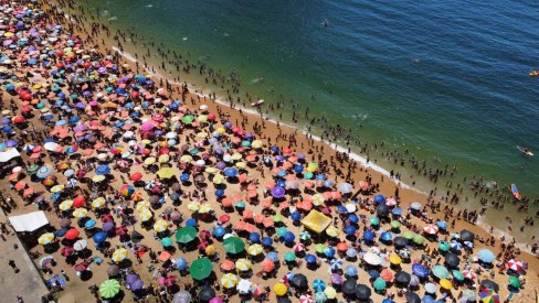 Praia Do Rio Lotada Praia Do Arpoador Lotada No Fim Da Tarde De